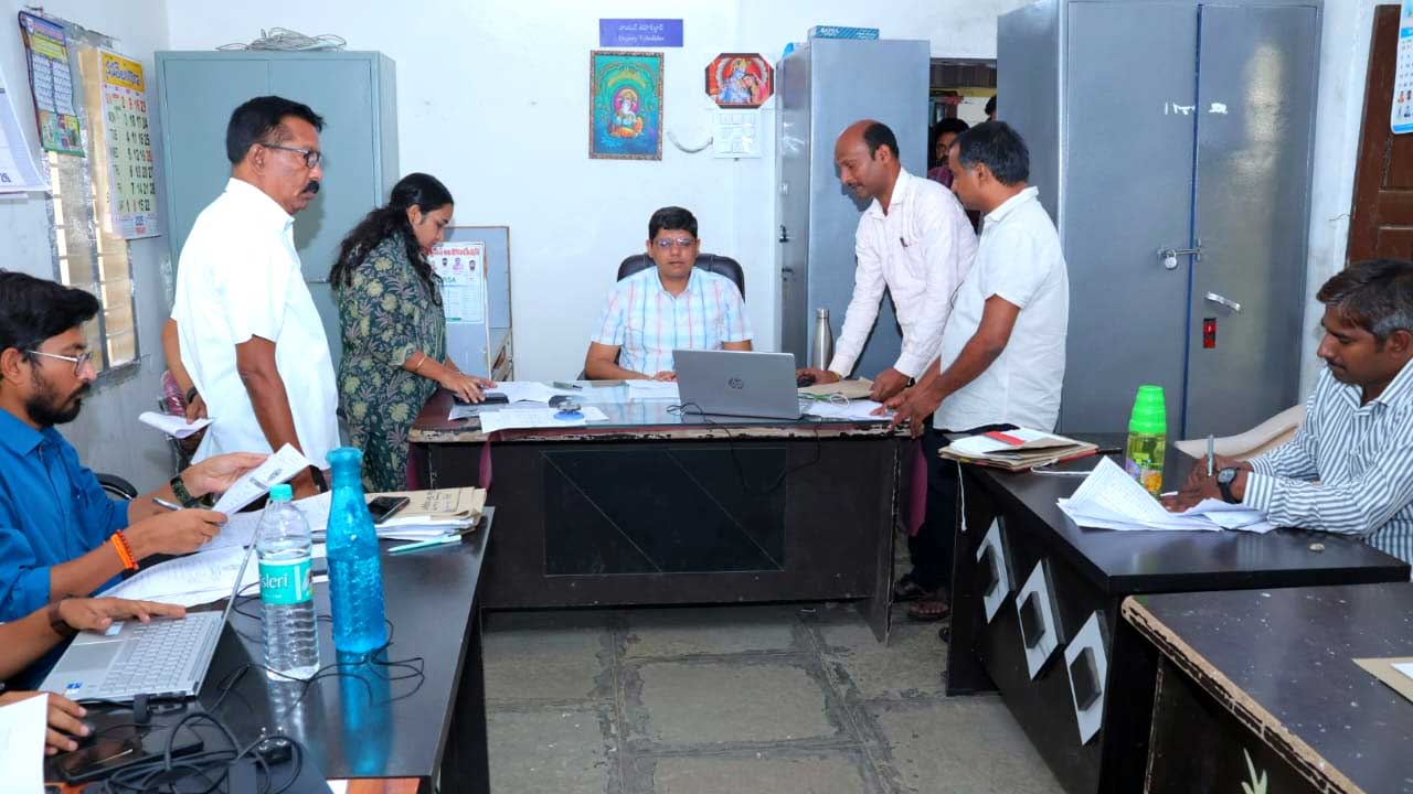 Collector Ashish Sangwan | భూభారతి దరఖాస్తులను పరిశీలించిన కలెక్టర్ ...