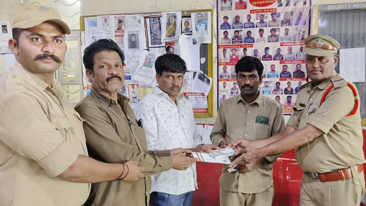 RTC Staff | నిజాయితీ చాటుకున్న ఆర్టీసీ సిబ్బంది - aksharatoday.in