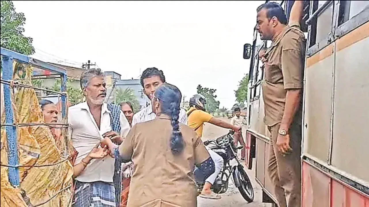 Lady Conductor | ప్ర‌యాణికుడి చొక్కా ప‌ట్టుకొని కొట్టిన లేడి కండ‌క్ట‌ర్ ...