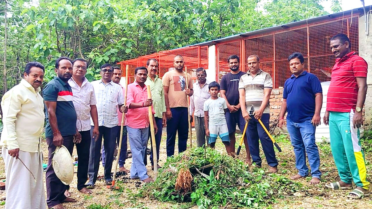 Armoor | ఆలయ ఆవరణలో స్వచ్ఛ కార్యక్రమం