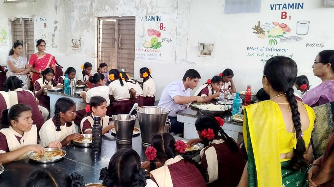 Collector Ashish Sangwan | విద్యార్థినులతో కలిసి కలెక్టర్ భోజనం